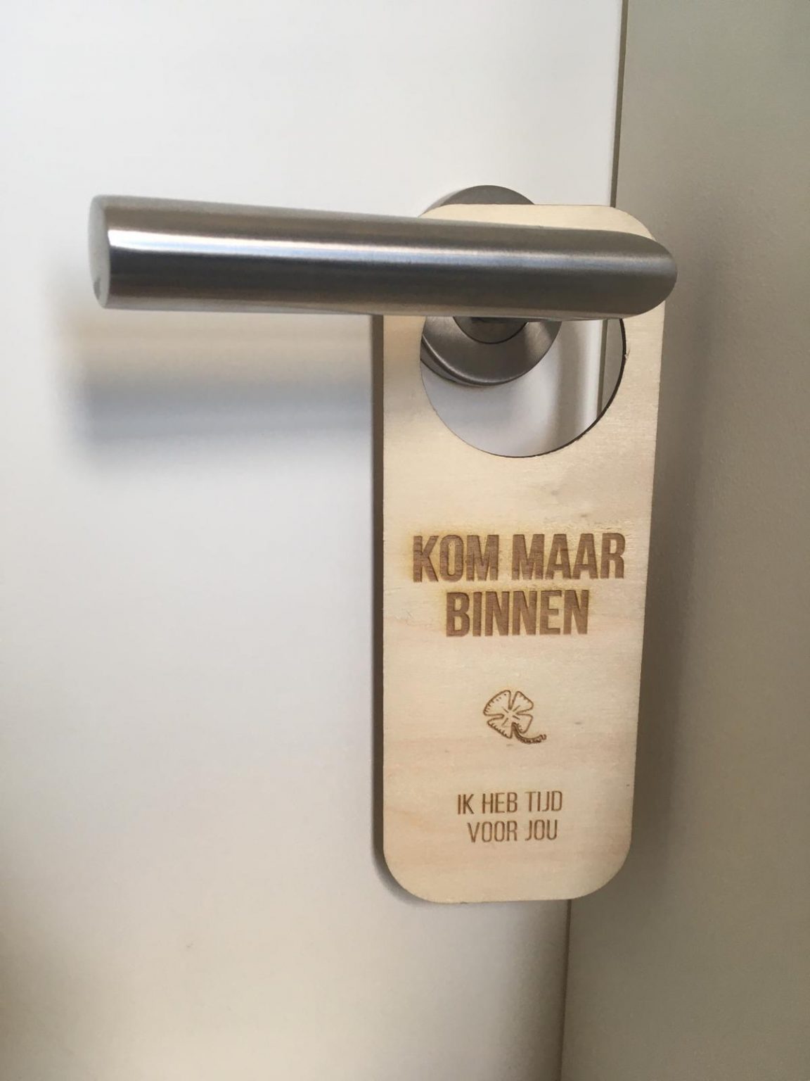 Houten deurhanger - Bonte Raaf